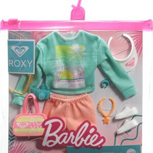 Barbie Storytelling Fashion Pack of Doll Clothes Inspired by Roxy: Sweatshirt with Roxy Graphic, Orange Shorts & 7 Beach-Themed Accessories Dolls Including Camera