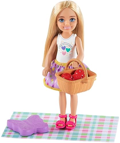 Barbie Chelsea Picnic Playset with Chelsea Doll (6-in Blonde), Pet Kitten, Picnic Table, Umbrella, Basket & Accessories, Gift for 3 to 7 Year Olds