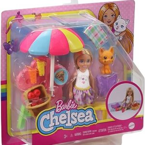 Barbie Chelsea Picnic Playset with Chelsea Doll (6-in Blonde), Pet Kitten, Picnic Table, Umbrella, Basket & Accessories, Gift for 3 to 7 Year Olds