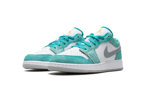 Nike Men's AIR Jordan 1 Low Shoes, New Emerald/Taxi-white, 4 Big Kid