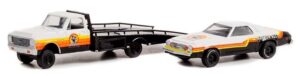 1972 chevy c-30 ramp truck w/ 1976 chevy laguna, white - greenlight 33230a - 1/64 scale diecast car