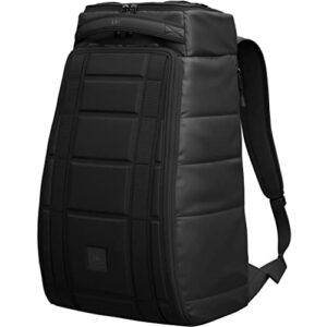 db journey the hugger backpack | black out | 25l | solid structure, fully opening main compartment, hook-up system