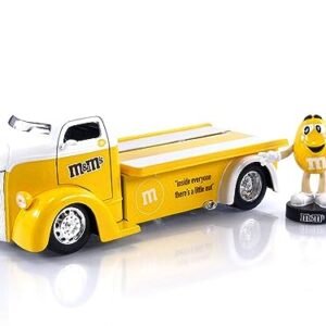 M&M's 1:24 1947 Ford COE Flatbed Die-cast Car & 2.75" Yellow Figure, Toys for Kids and Adults