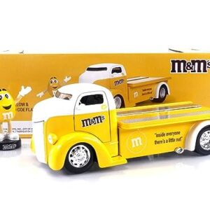 M&M's 1:24 1947 Ford COE Flatbed Die-cast Car & 2.75" Yellow Figure, Toys for Kids and Adults