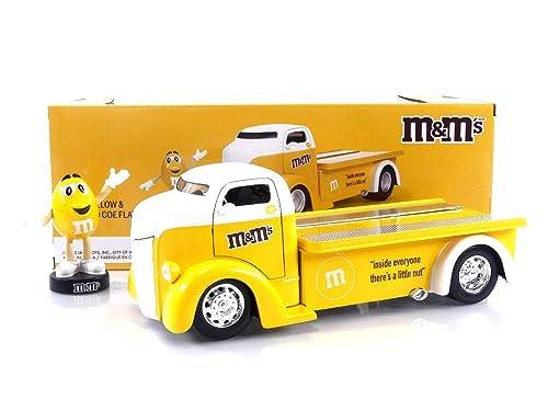 M&M's 1:24 1947 Ford COE Flatbed Die-cast Car & 2.75" Yellow Figure, Toys for Kids and Adults