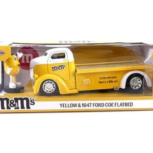 M&M's 1:24 1947 Ford COE Flatbed Die-cast Car & 2.75" Yellow Figure, Toys for Kids and Adults