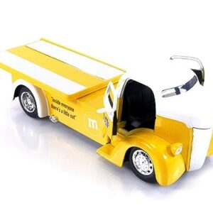 M&M's 1:24 1947 Ford COE Flatbed Die-cast Car & 2.75" Yellow Figure, Toys for Kids and Adults