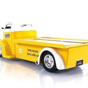 M&M's 1:24 1947 Ford COE Flatbed Die-cast Car & 2.75" Yellow Figure, Toys for Kids and Adults