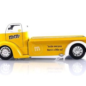 M&M's 1:24 1947 Ford COE Flatbed Die-cast Car & 2.75" Yellow Figure, Toys for Kids and Adults