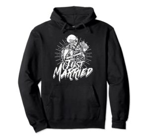 just married - bride and groom skeleton couple pullover hoodie