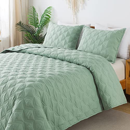 Litanika Sage Green California King Size Quilt Set - Oversized Lightweight Summer Comforter Bedspreads & Coverlets - Boho Farmhouse Bedding Cover Bed Decor - 3 Pieces (1 Quilt, 2 Pillowcases)