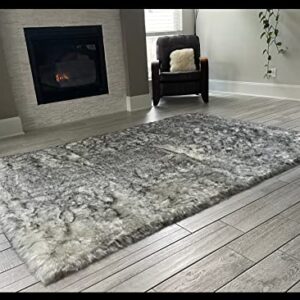 LAMBZY USA Faux Fur Bedroom Rug - Soft Hypoallergenic Silky Shag Area Rug | Luxury Carpet Rug for Sofa, Living Room and Kids Room (Quarto 4 Pelts 3’6”x5’6”, White/Black Tips)