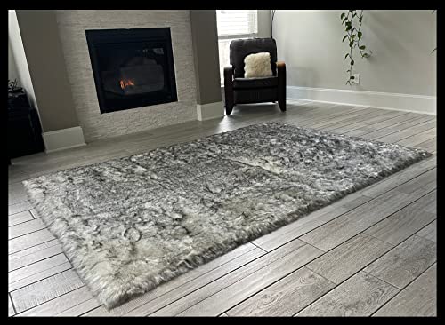 LAMBZY USA Faux Fur Bedroom Rug - Soft Hypoallergenic Silky Shag Area Rug | Luxury Carpet Rug for Sofa, Living Room and Kids Room (Quarto 4 Pelts 3’6”x5’6”, White/Black Tips)