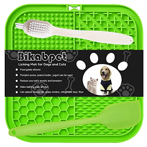 Bikabpet Lick mat for Dogs, Peanut Butter and Slow Feeders for Dogs, Dog Lick Mat with Suction Cups, Apply Dog Bath Grooming to Divert Anxiety，Silicone Scraper and scrubbing Brush (Green01)