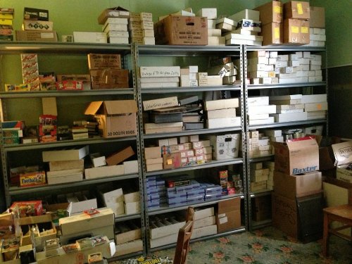 FOOTBALL ESTATE~ HUGE 3 MILLION CARD STORE DEALER ESTATE SALE BOX LOT WAREHOUSE FIND (500+) LOADED WITH STARS AND ROOKIES!