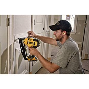 DEWALT 20V MAX* XR Finish Nailer, Angled, 16GA (DCN660D1)