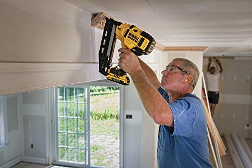 DEWALT 20V MAX* XR Finish Nailer, Angled, 16GA (DCN660D1)