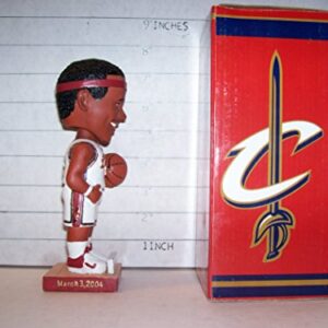 2004 LEBRON JAMES GUND ARENA 1ST(ROOKIE) BOBBLEHEAD SGA CAVALIERS MINT IN BOX