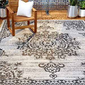 nicole miller new york patio country azalea transitional medallion indoor/outdoor area rug, grey/black, 5'2"x7'2"