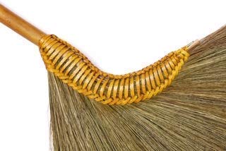 SN SKENNOVA - 1 Piece of Asian Broom Whisk Broom Thai Natural Grass Broom Solid Wood Handle Rattan Hand Grip (Kong Grass, 39 inch)