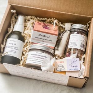 self care gift basket for mom: new mommy care package pampering gift set with bath accessories and natural skincare products. our spa day kit for women is the ideal birthday gift basket for her.