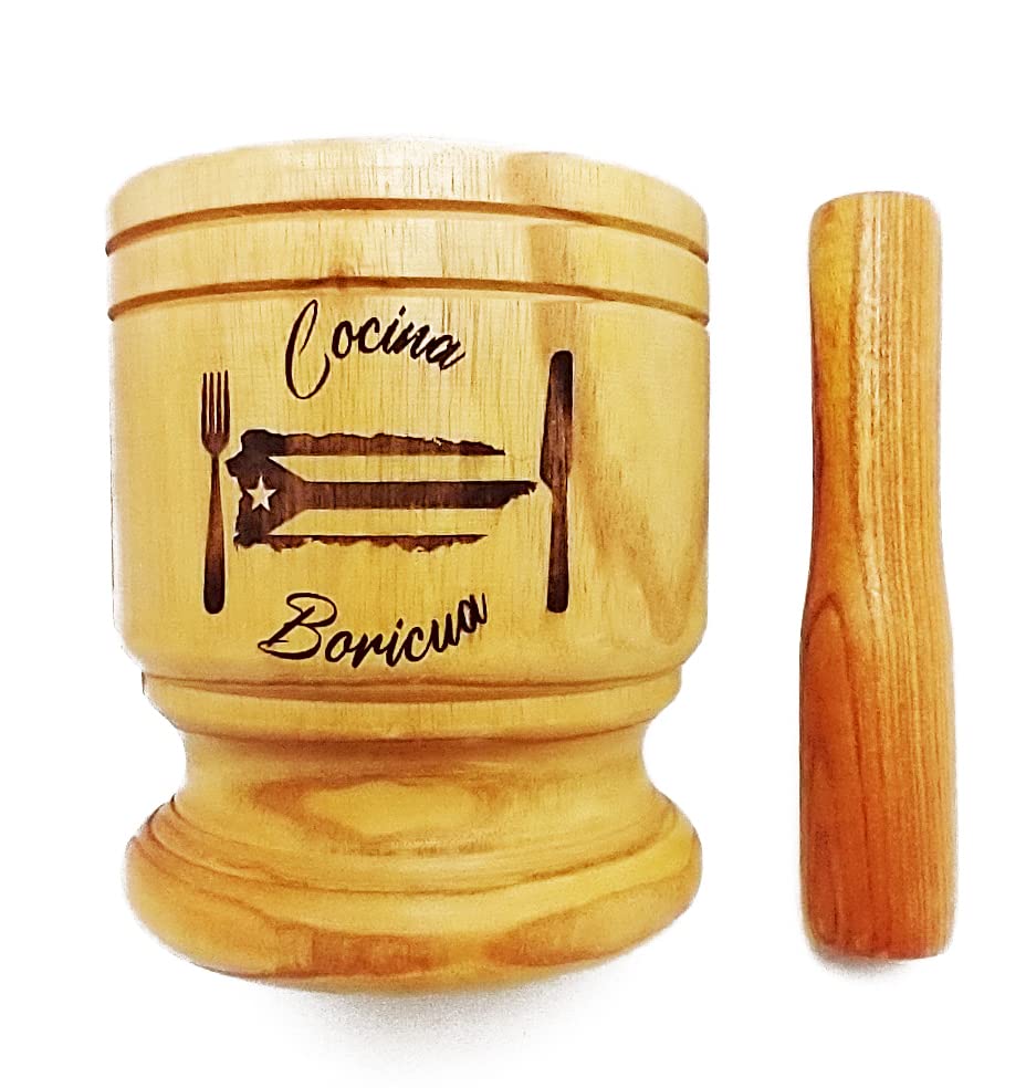 Wooden Mortar Puerto Rico (Big), Pilón de Puerto Rico/Pilón Boricua. Cocina Boricua (Grande) Size : 6.25 X 5.25. Flag design engraved. Con diseño de bandera grabado en la madera.