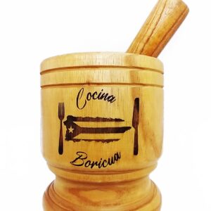 Wooden Mortar Puerto Rico (Big), Pilón de Puerto Rico/Pilón Boricua. Cocina Boricua (Grande) Size : 6.25 X 5.25. Flag design engraved. Con diseño de bandera grabado en la madera.