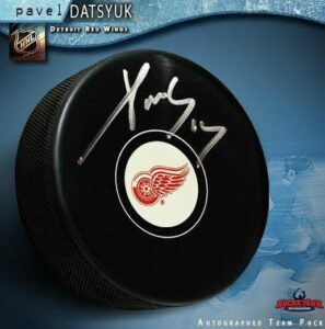 pavel datsyuk signed detroit red wings puck - medium silver - autographed nhl pucks