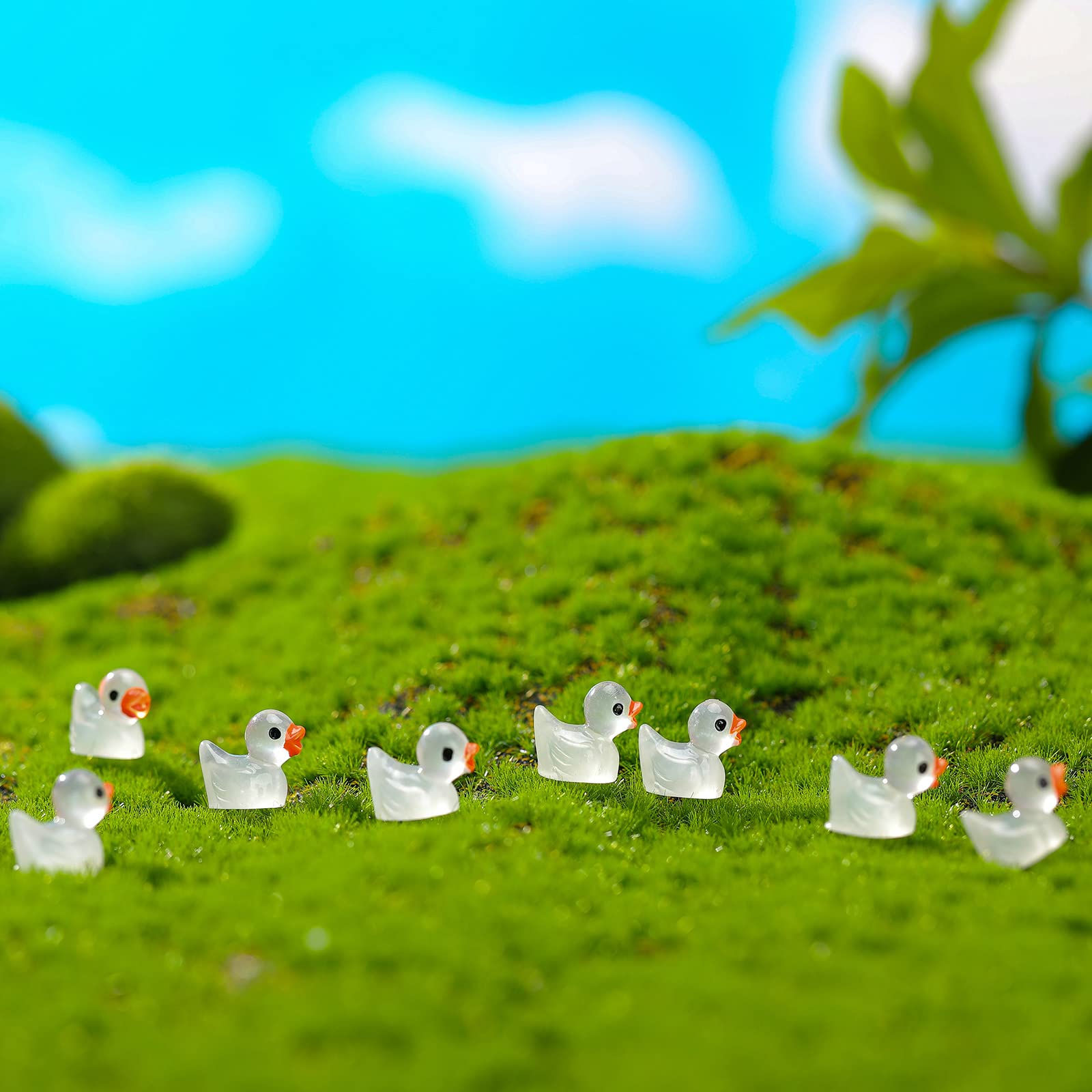 100 Pieces Mini Resin Duck Charms Miniature Duck Figures Tiny Duck Ornament Micro Garden Landscape Aquarium Dollhouse Decor for Christmas Accessories (Glow Clear)