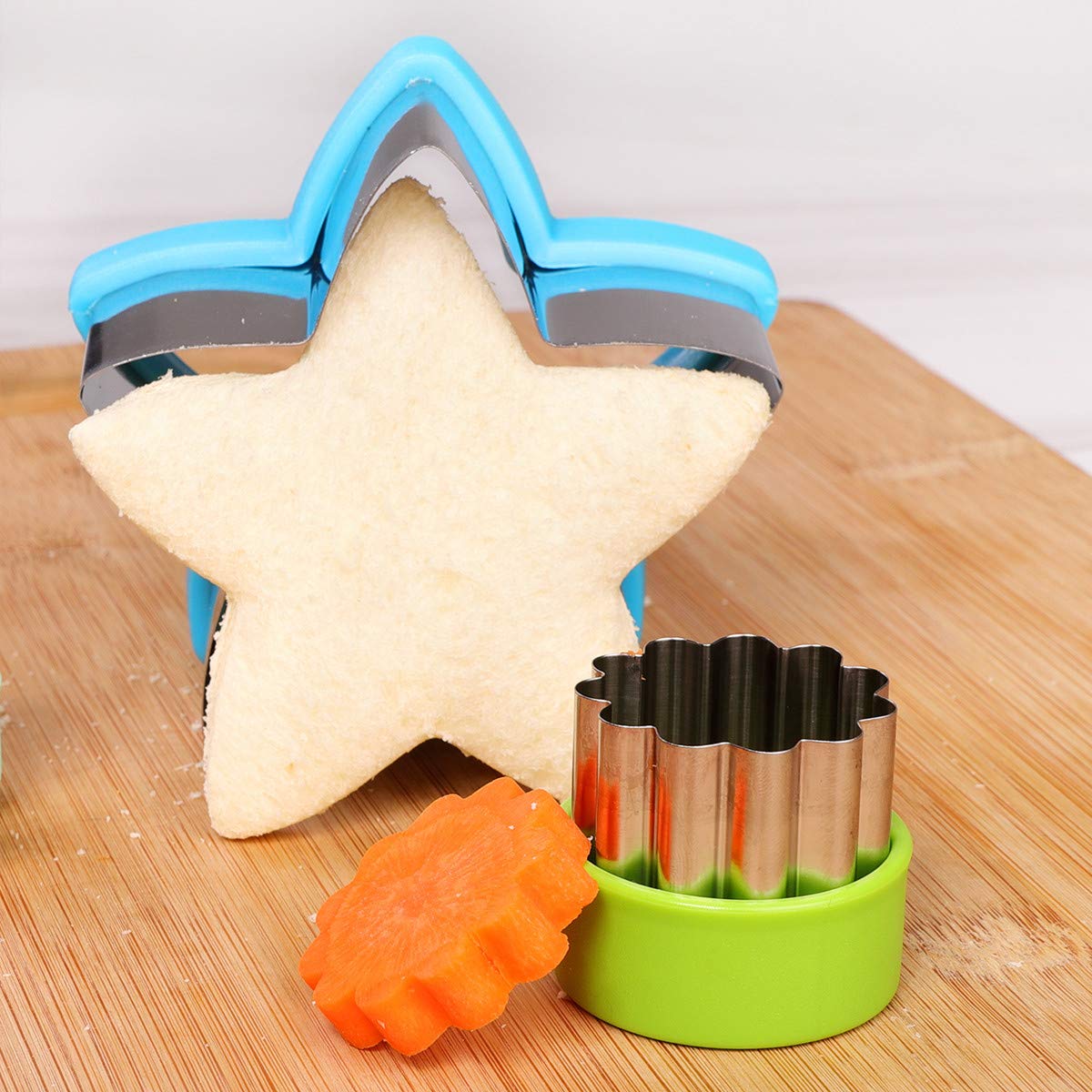 Sandwich Cutter Set, Including 4 Sandwich Cutters Shaped Like Dinosaur, Star and Heart and 8 Vegetable Cutters, Suitable For Children