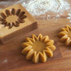 Wooden Cookie Biscuit Mold, 3D Baking Mold, Embossing Craft Decorating Baking Tool, Suitable for Halloween Thanksgiving Christmas Kitchen DIY (Shape D 10 * 10 * 2)