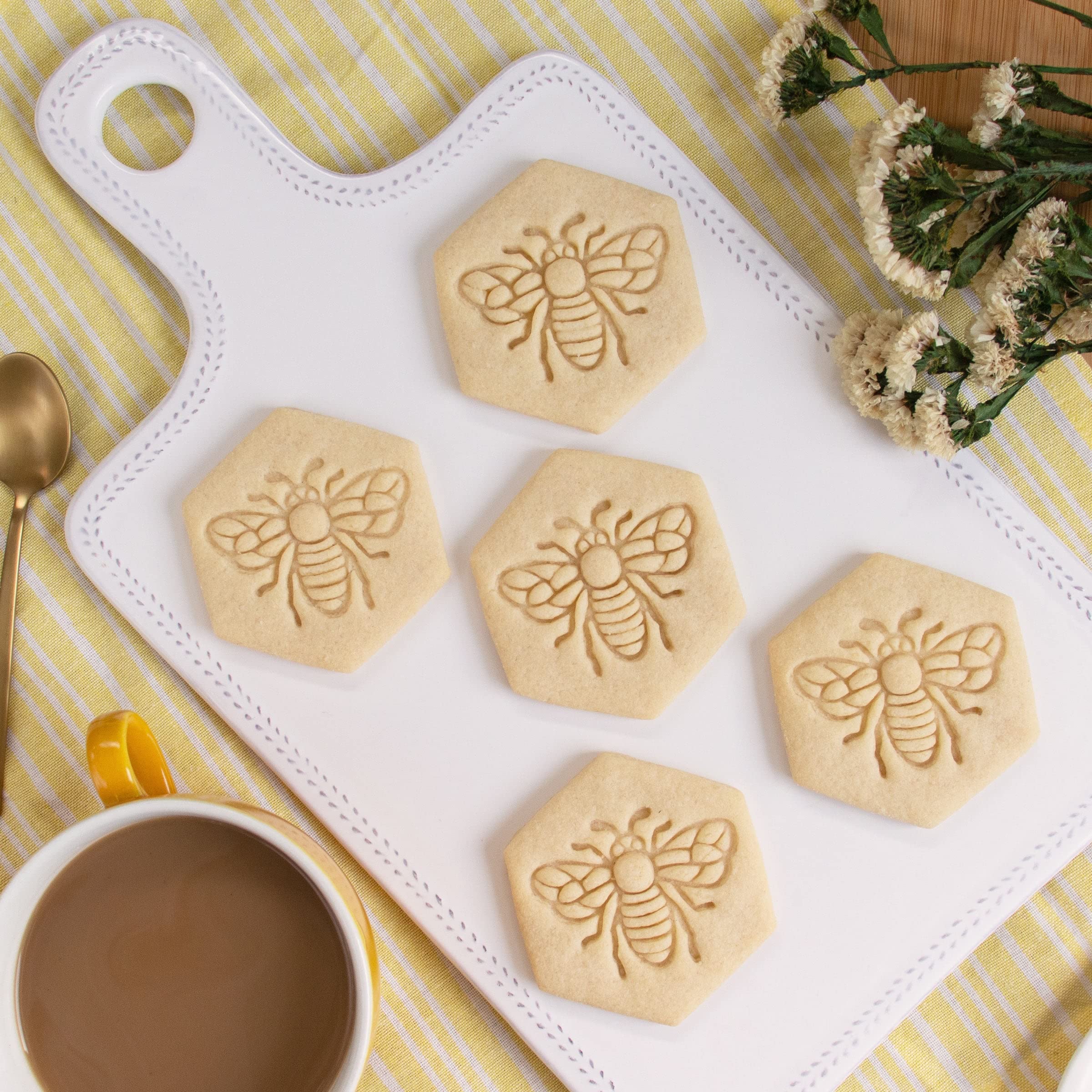 Realistic Bee cookie cutter, 1 piece - Bakerlogy