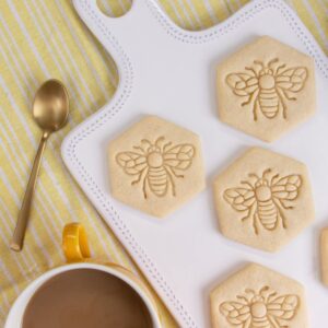 Realistic Bee cookie cutter, 1 piece - Bakerlogy