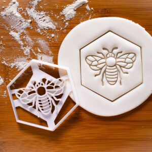 Realistic Bee cookie cutter, 1 piece - Bakerlogy