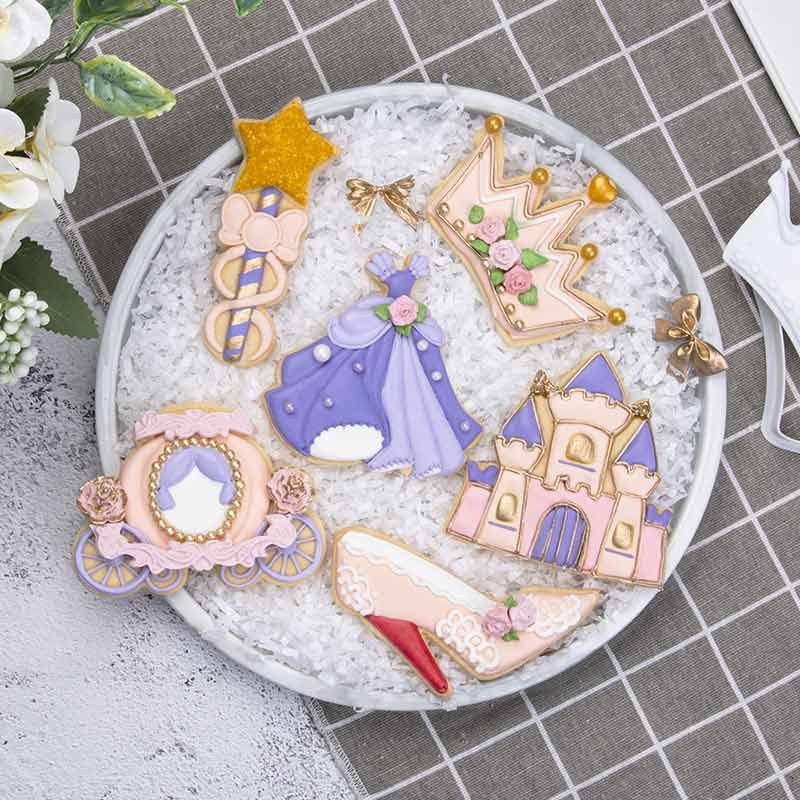 Flycalf Princess Cookie Cutters Biscuit Cutter Baking with 3D Stamper Biscuit Carriage Shape PLA Accessories Cutter Molds Gifts Decorative Party 3.5" Kitchen Cake Supplies