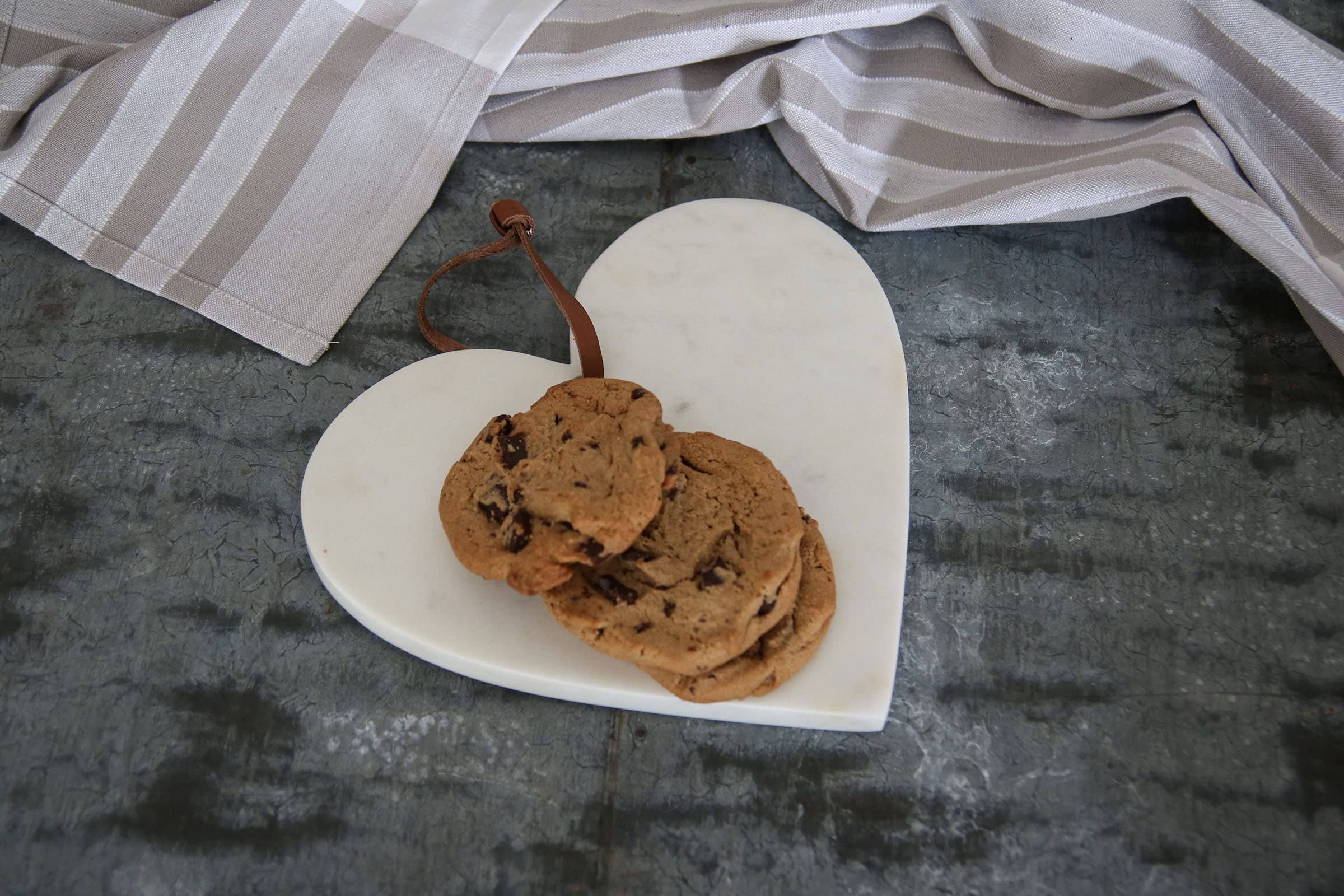 Foreside Home & Garden White Marble Heart Shaped Kitchen Serving Cutting Board, 8 x 9 x 0.5