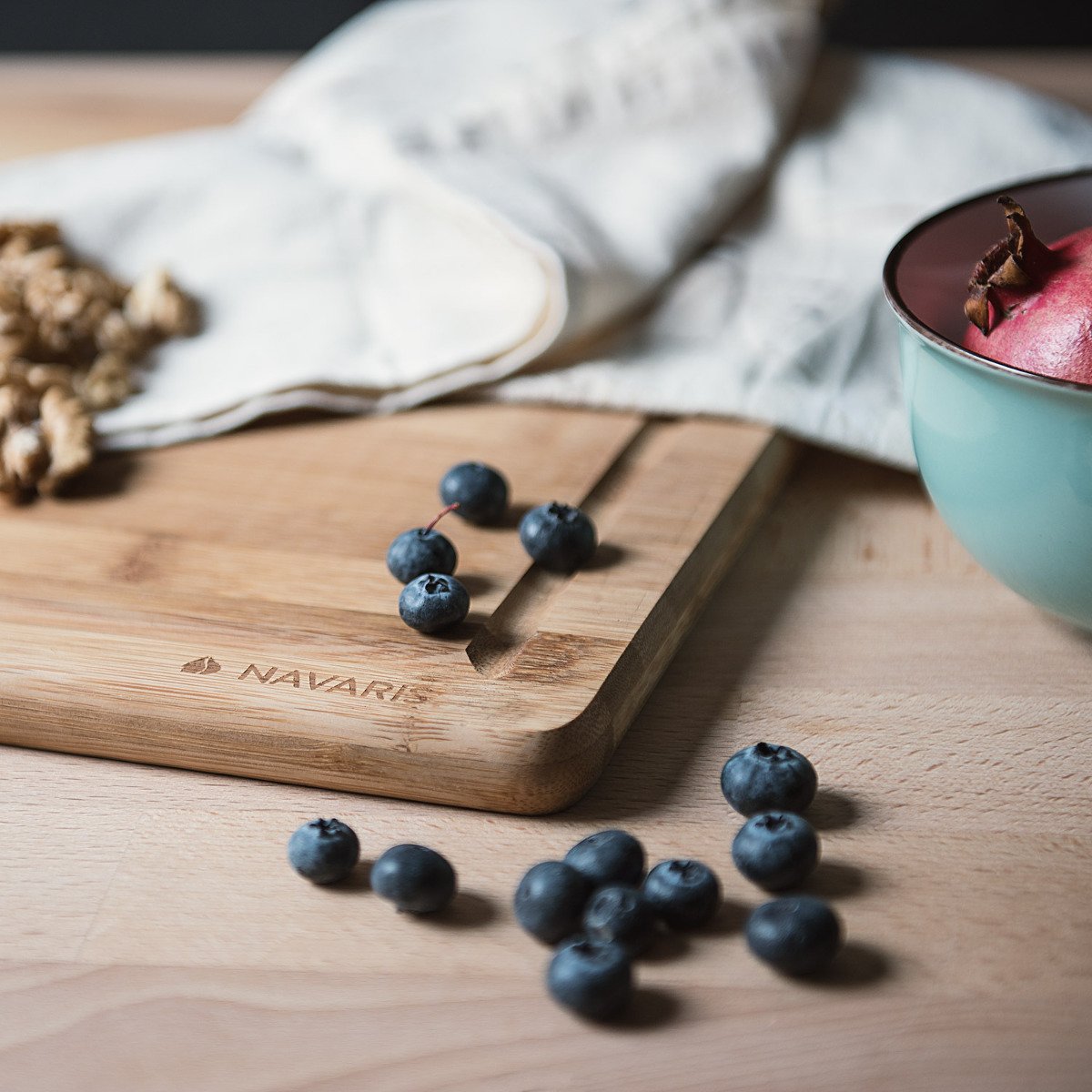 Navaris Wood Cutting Board - Large Natural Bamboo Wooden Chopping Board for Kitchen with Crumb and Juice Groove for Food Prep - Size L, 18 x 13 inches