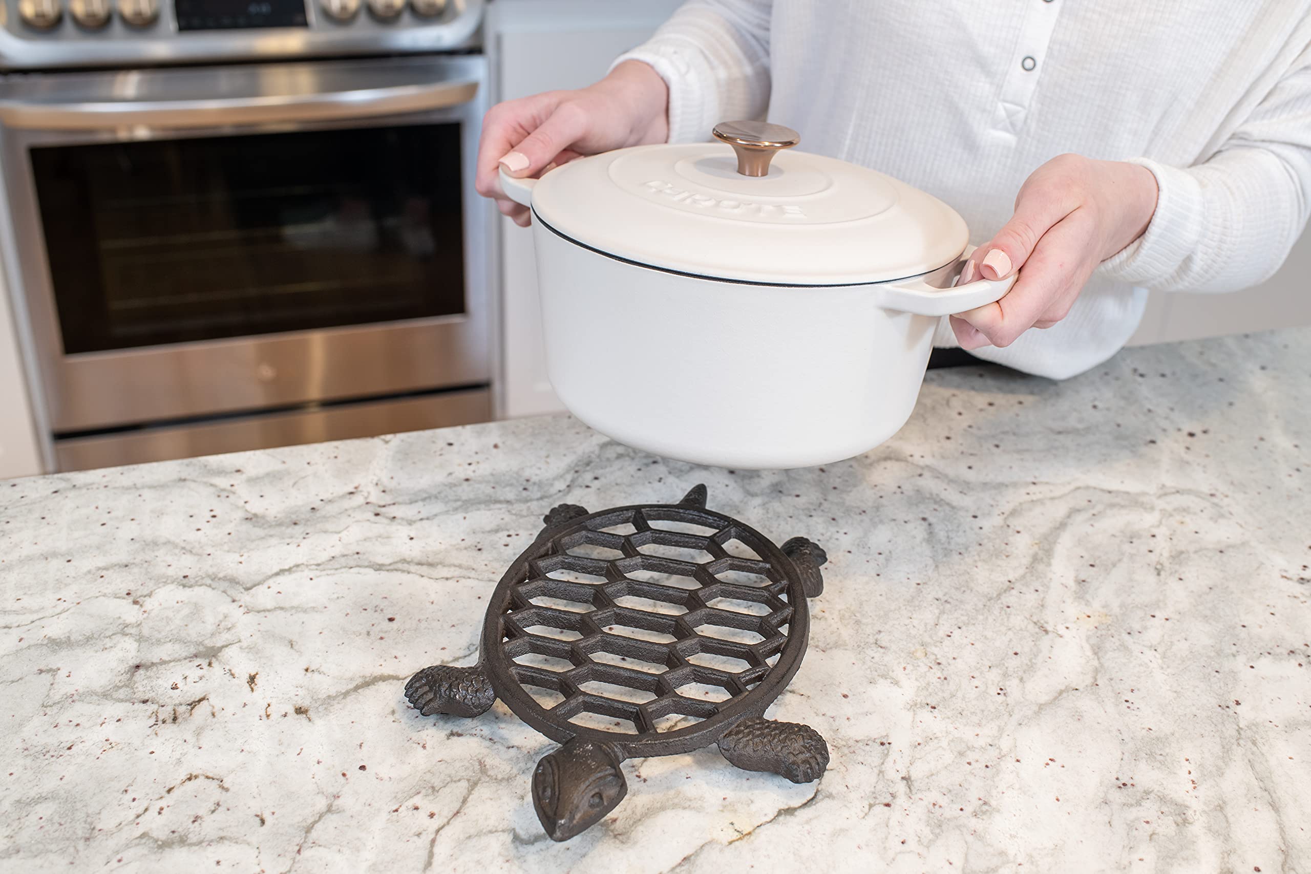 gasaré, Cast Iron Trivet for Pots, Pans, and Hot Dishes, Metal Trivet, Sea Turtle Design, Rubber Feet Caps, Ring Hanger, 11.5 x 8 Inches, Brown, 1 Unit