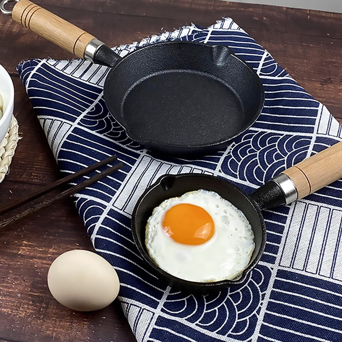 Mini Frying Pan Set with Burner Grate, 5.9" Small Coating-Free Cast Iron Skillet Pan with Removable Heat-Resistant Wooden Handle, Omelet Pans, Portable Egg Frying Pan for Camping