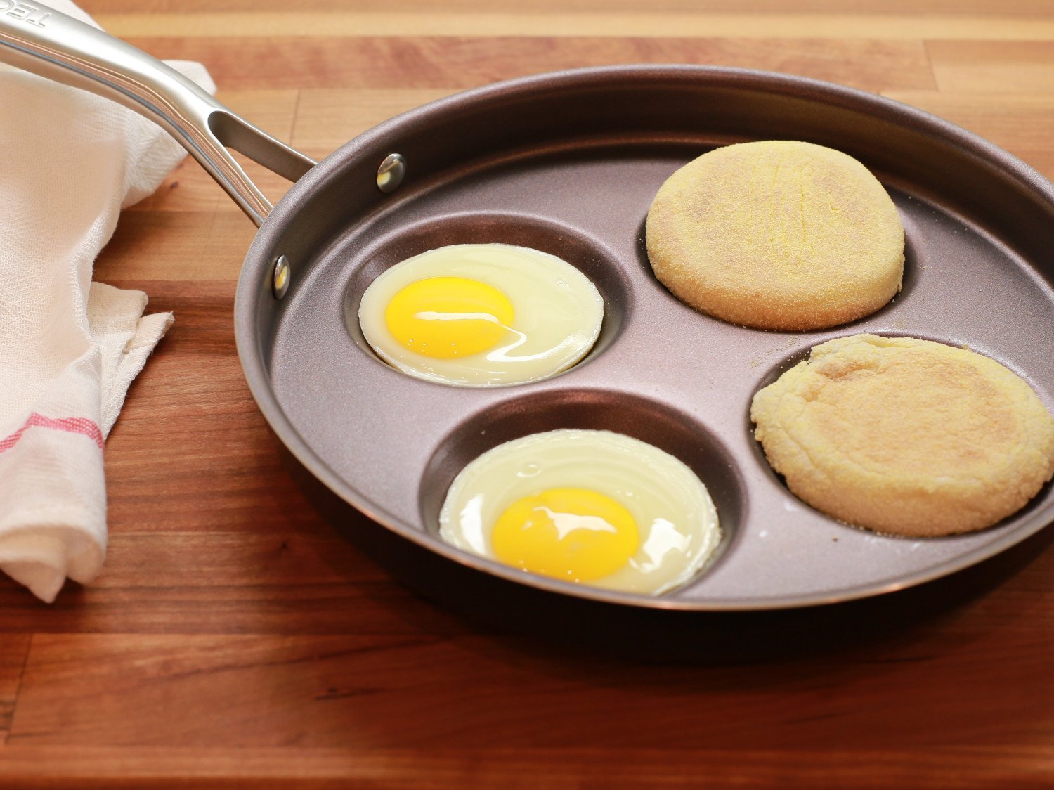 TECHEF - Eggcelente Pan, Swedish Pancake Pan, Plett Pan, Multi Egg Pan, 4-Cup Egg Frying Pan, Nonstick Egg Cooker Pan, Dishwasher Safe, Oven Safe, Stay Cool Handle, (Made in Korea) (Purple)