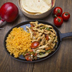 bayou classic pre-seasoned cast iron fajita pan w/wooden trivet perfect for oven-to-table presentation of sizzling skirt steak chicken and veggie fajitas