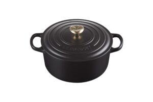 le creuset signature enameled cast iron round dutch oven, 3.5 quart, licorice with light gold heart knob