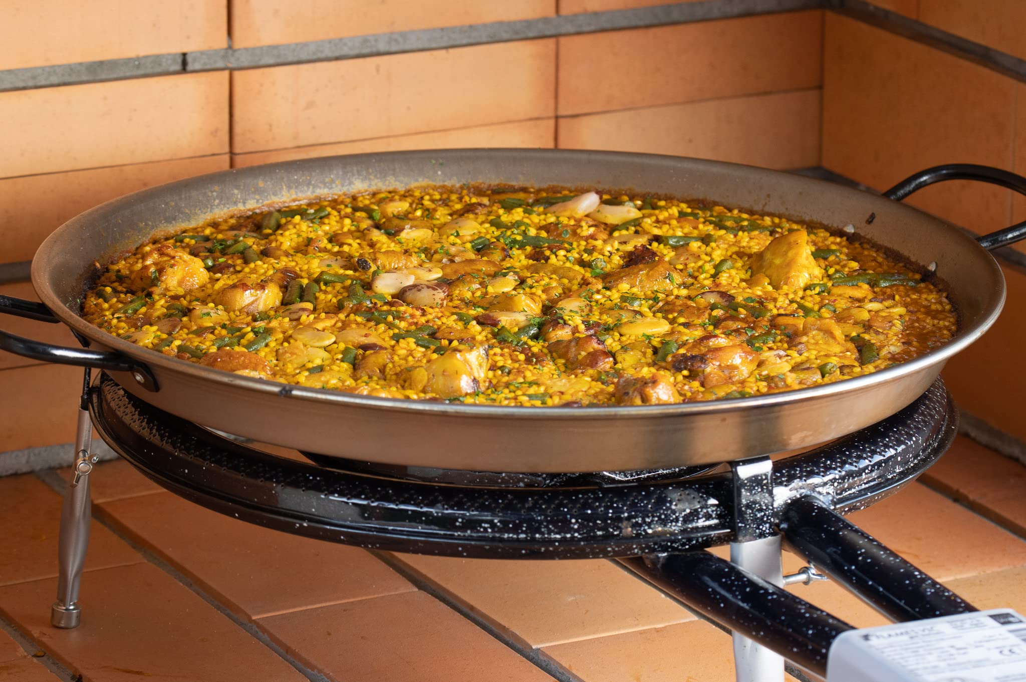 Vaello by Castevia Imports Polished Steel Valenciano paella pan 17Inches / 42cm / 10 servings