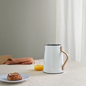 Stelton Emma Vacuum Tea Jug - Plastic Insulated Teapot with Lid & Stainless Steel Thermal Insert for Hot Beverage - Modern Design, Smart Built-in Infuser Filter, Beechwood Handle - 1 Litre (White)