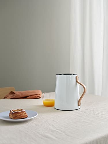 Stelton Emma Vacuum Tea Jug - Plastic Insulated Teapot with Lid & Stainless Steel Thermal Insert for Hot Beverage - Modern Design, Smart Built-in Infuser Filter, Beechwood Handle - 1 Litre (White)