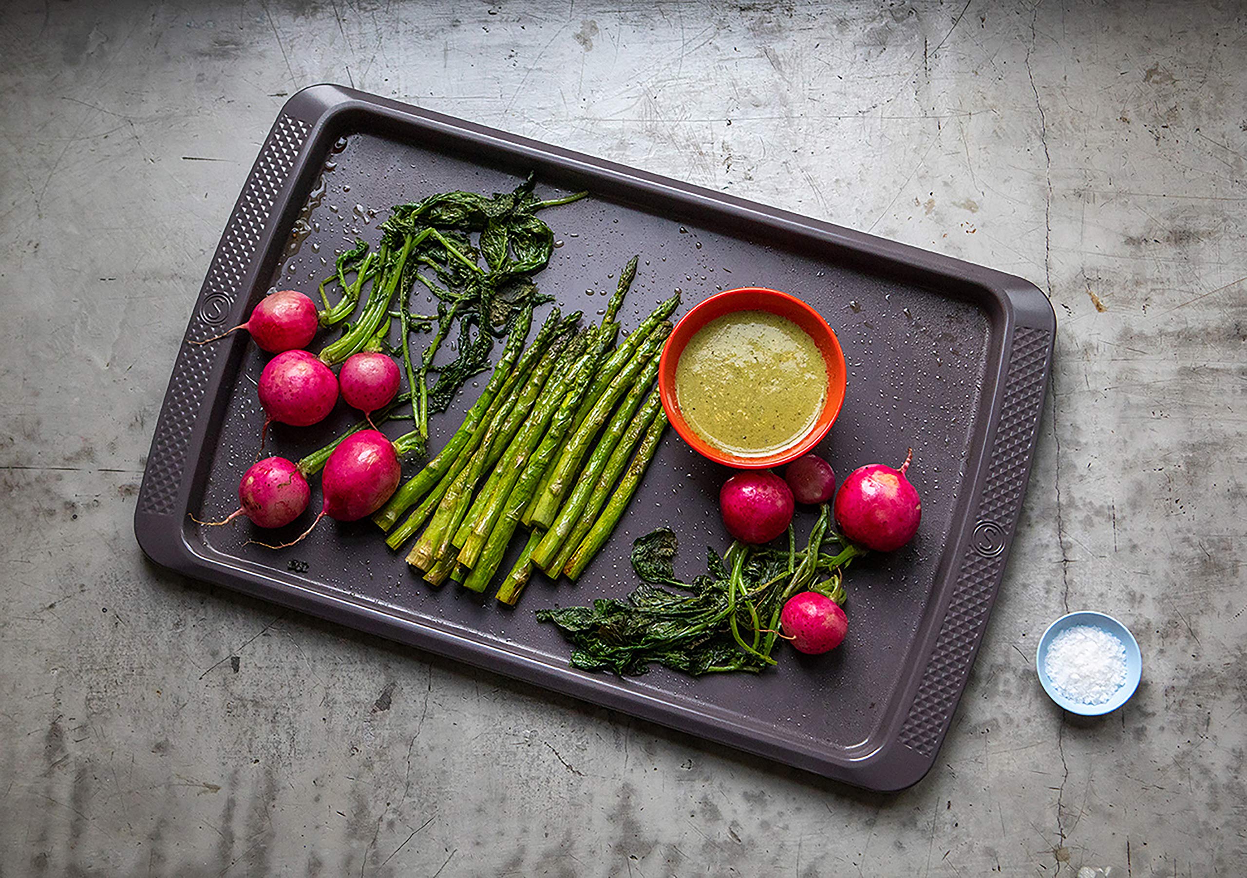 SAVEUR SELECTS Rimmed Baking Sheet, 11-Inch by 17-Inch, Non-stick, Warp-resistant Carbon Steel, Dishwasher Safe, Artisan Bakeware Series