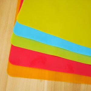 CozzKit Rectangle 3040cm Silicone Place Mats Heat Resistant Non Slip Table Mats (Red)