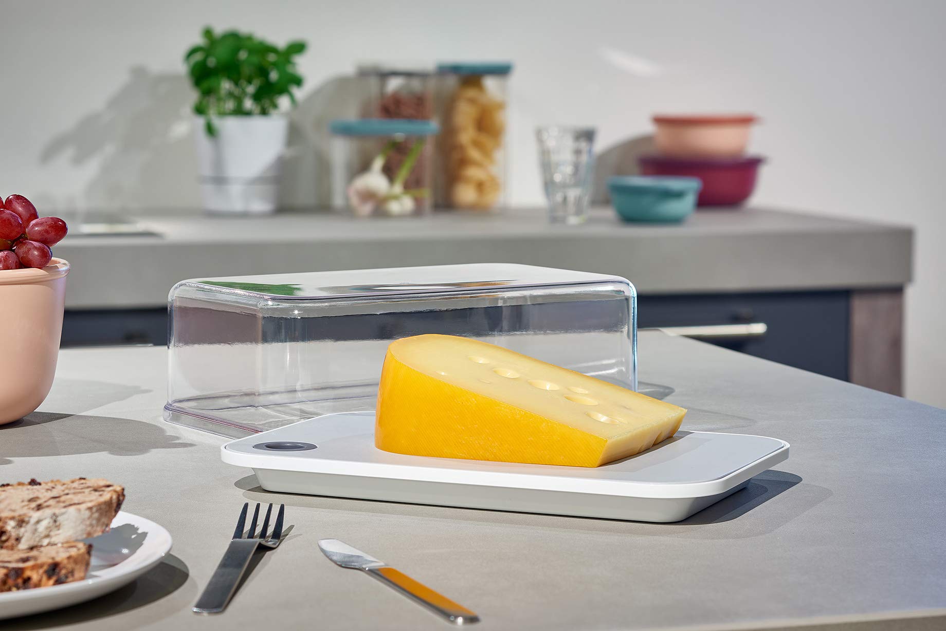 Mepal, MODULA Cheese Dome for Cheddar or Parmesan Including Transparent Dome and Cutting Board, Airtight, Portable, BPA Free, Holds 95 oz, 1 Count