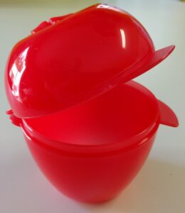 tupperware apple keeper in chili