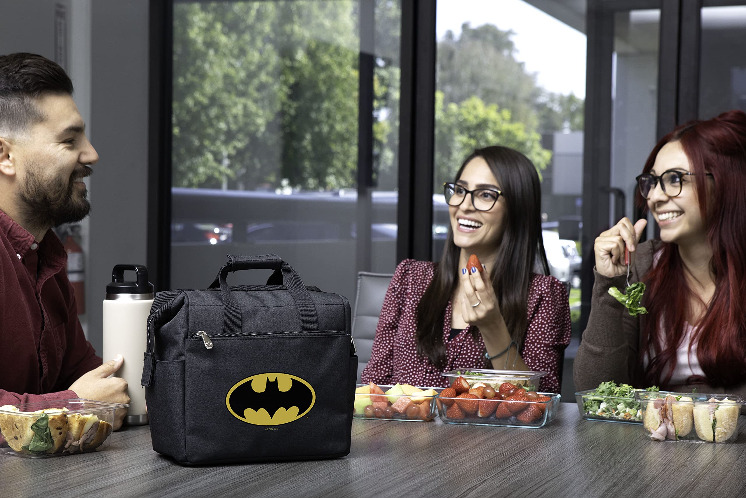 PICNIC TIME DC Comics Batman Bat-Signal On The Go Lunch Bag, Soft Cooler Lunch Box, Insulated Lunch Bag, (Black)